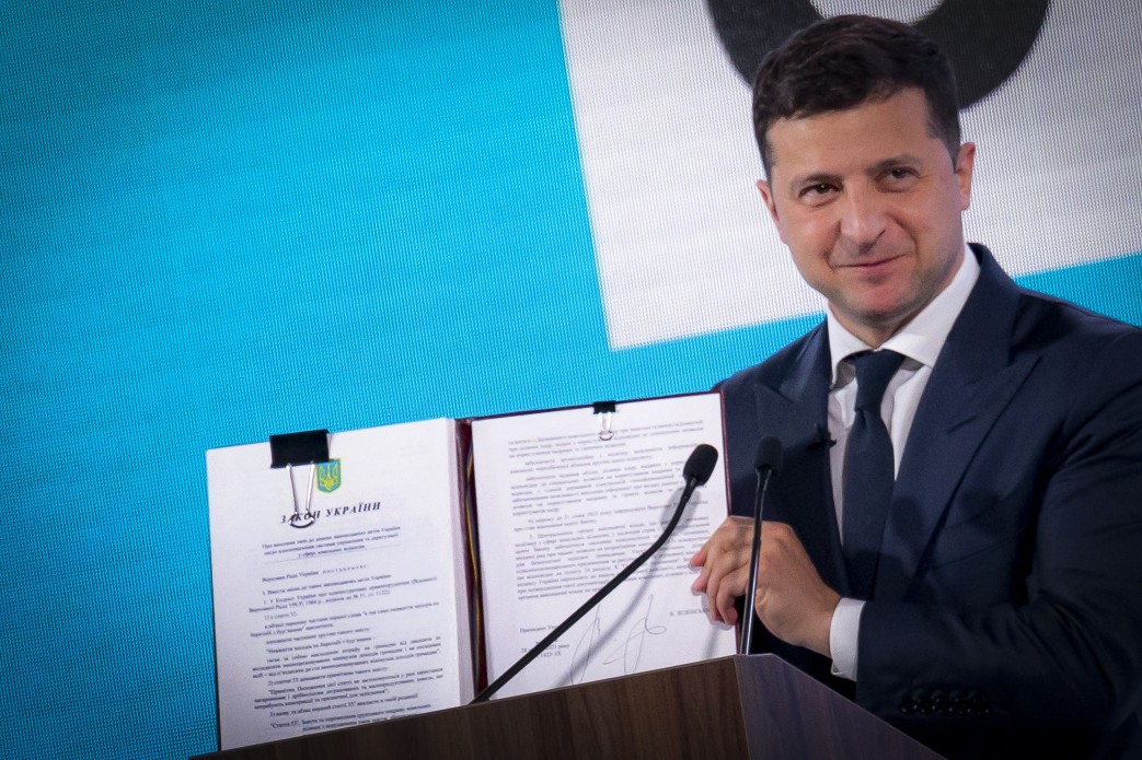 Зеленський заявив що в Україні вкрали землі площею у два Крими Збруч